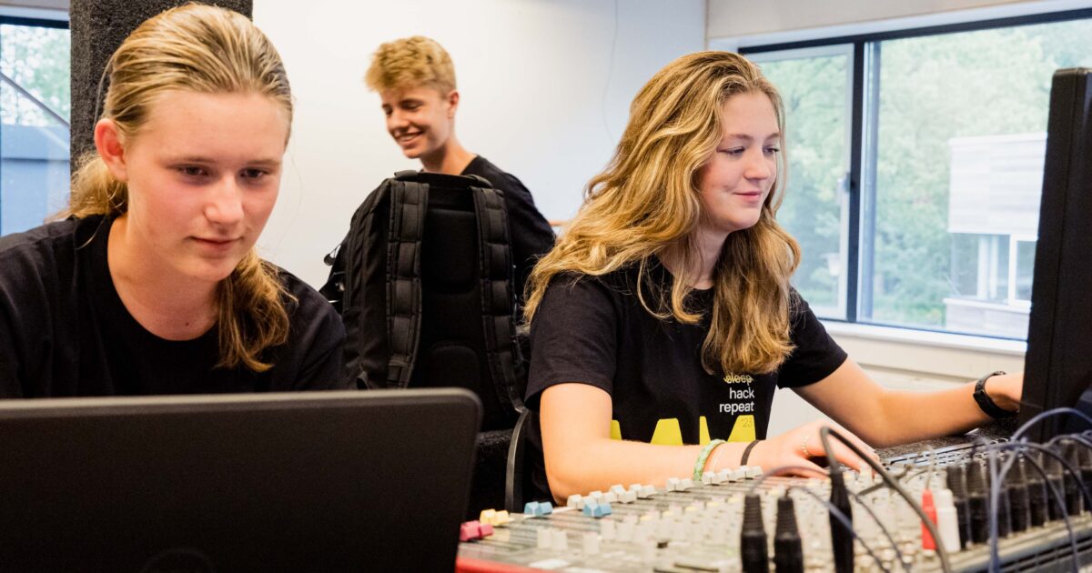 Scholieren pakken problemen in de zorg aan tijdens hackathon - Nationaal Programma Groningen